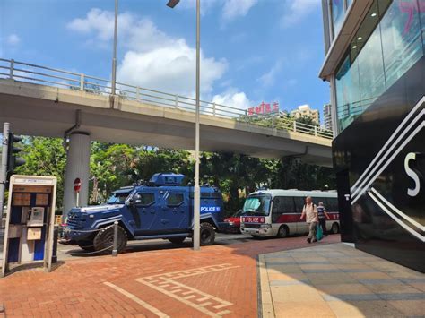 六四｜維園燭光集會場地變同鄉會嘉年華 入場須安檢 藍帽子裝甲車戒備
