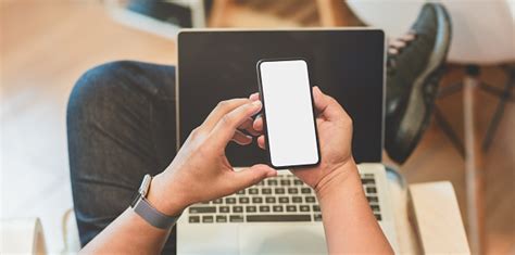 랩톱 컴퓨터로 자신의 프로젝트에서 작업하는 남성 프리랜서 공란에 대한 스톡 사진 및 기타 이미지 공란 남자 남자 사업가 Istock