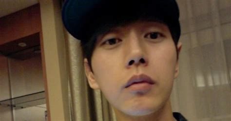 박해진 팬이 준 선물 가슴에 넣고 파격 인증샷네티즌 웃음 박해진 팬이 준 선물 가슴에 넣고 파격 인증샷네티즌 웃음