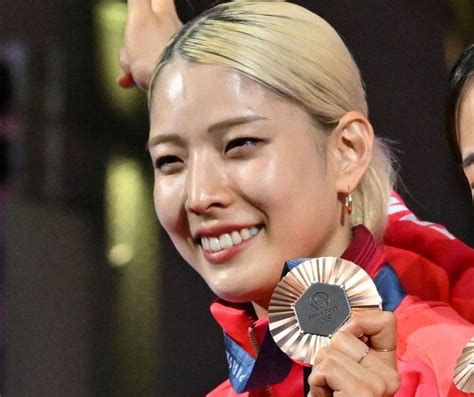 「しかし美人親子だ」フェンシング江村美咲、母との〝メダル2ショット〟が話題に「なんて絵になる母娘」「尊い2ショット」「お母様もお綺麗」：「おっ