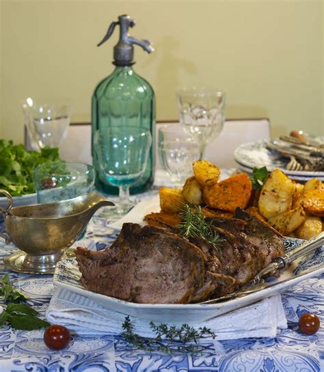 Asado al horno de cerdo criado con castañas y guarnición La Cocina