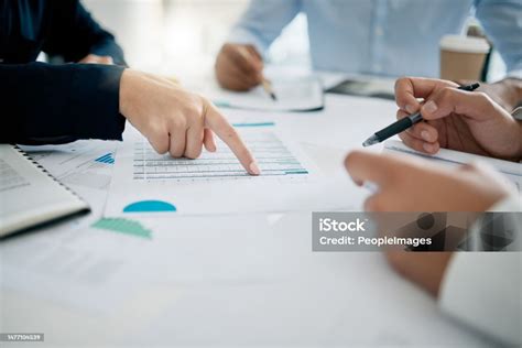 전략 계획 및 신생 기업을 위한 세무 감사 보고서 또는 재무제표에 대한 실무 문서 사무실에서 재무 목표 목표 또는 연구 분석을
