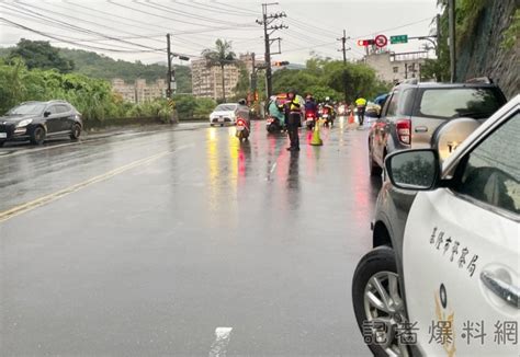 豪大雨襲基隆 山壁土石鬆動崩落砸中民車女駕駛嚇壞