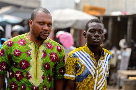 색된 옷에 미확인된 Togolese 두 남자 로메 포트에 도보 감정에 대한 스톡 사진 및 기타 이미지 감정 기둥 머리