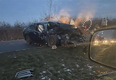 Groźny wypadek Samochód osobowy zderzył się z ciągnikiem rolniczym w Mogielnicy Trzy osoby