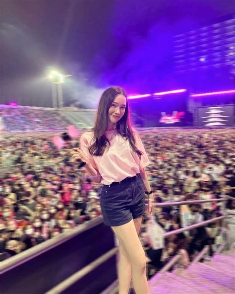 ส่องภาพดาราไทยแห่ดูคอนเสิร์ต Blackpink แต่ละคนแต่งตัวสวยหล่อจัดเต็ม