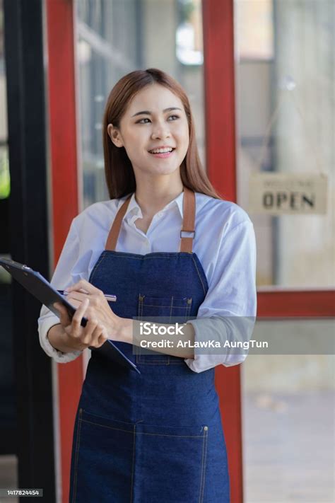 아시아 여성이 음식과 음료 개념을 여는 표지판을 들고 문 앞에 서 있습니다 건물 정면에 대한 스톡 사진 및 기타 이미지 건물 정면 경영자 고객 Istock