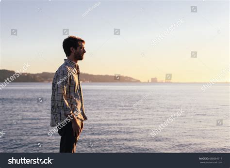 Hombre Contemplando El Mar Photos And Images Shutterstock