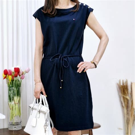 타미힐피거 여성 로고 허리 스트링 벨티드 코튼 보트넥 원피스 에이블리
