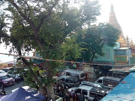 စစ်ကိုင်းတောင်ရိုး သမိုင်းဝင် ဆွမ်းဦးပုညရှင်ဘုရားကြီးတွင် ဘုရားဖူးလာပြည