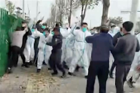 بسبب حجر كورونا احتجاجات عنيفة في أكبر مصنع آيفون في العالم فيديو