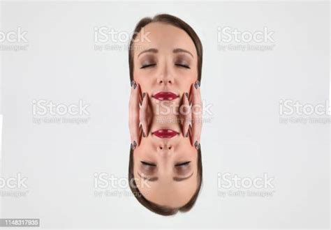 그녀의 얼굴과 피부를 마사지 하는 여자의 반사 된 이미지 20 29세에 대한 스톡 사진 및 기타 이미지 20 29세 가꿔