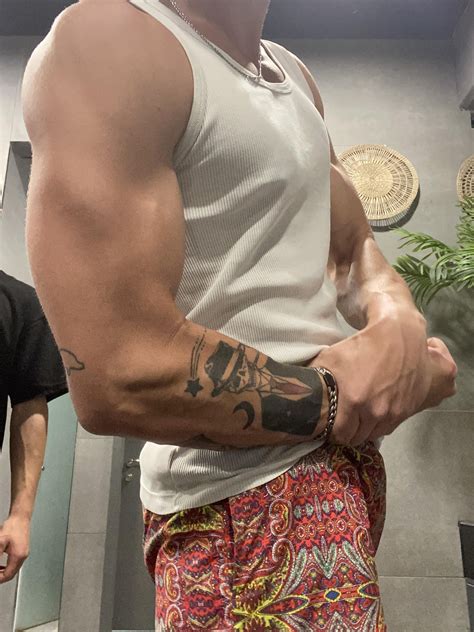 Come Lick My Sweaty Arms Rbicepsporn