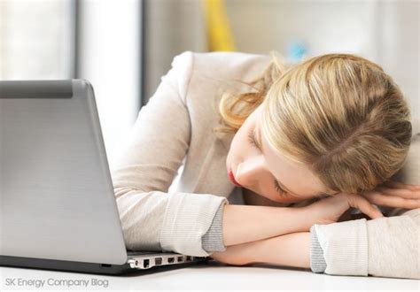 책상에 엎드려 낮잠을 자고 있는 직장인 이미지입니다