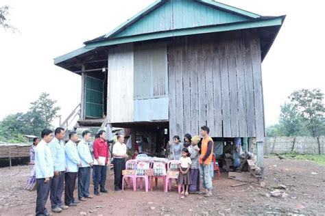 សម្តេចកិត្តិព្រឹទ្ធបណ្ឌិត ស្តាប់ប្រវត្តិដ៏កម្សត់របស់កុមារី ថា ស្រីណុច អាយុ១៣ឆ្នាំ