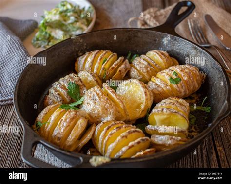Pommes De Terre Cuites Au Four Avec Du Beurre Et Du Fromage Fondu