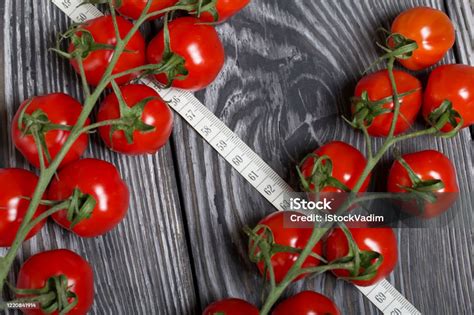 토마토 의 무리 측정 테이프 근처 기모 소나무 보드에 세계 아니 다이어트 의 날의 상징 0명에 대한 스톡 사진 및 기타 이미지