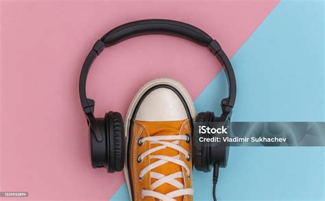 블루 핑크 파스텔 배경에 복고풍 운동화와 스테레오 헤드폰 맨 위 보기입니다 플랫 레이 개념에 대한 스톡 사진 및 기타 이미지