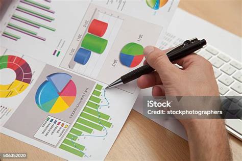 Pengusaha Yang Bekerja Di Kantor Menganalisis Data Dalam Grafik Foto