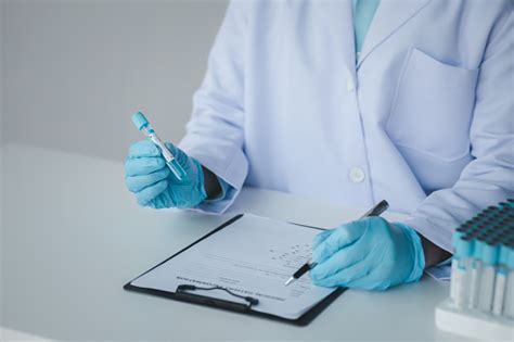 의학 과학자 인 실험실 조교 화학 연구원은 혈액 샘플을 통해 유리 튜브를 보유하고 화학 실험을 수행하고 환자의 혈액 샘플을 검사합니다 의학 및 연구 개념 Stem 주제에