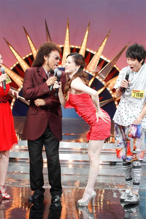 眾女星爭相劈腿菲哥 劉真、小call頻露底褲 Wowonews