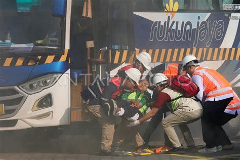 Simulasi Penanggulangan Bencana Kebakaran ANTARA Foto