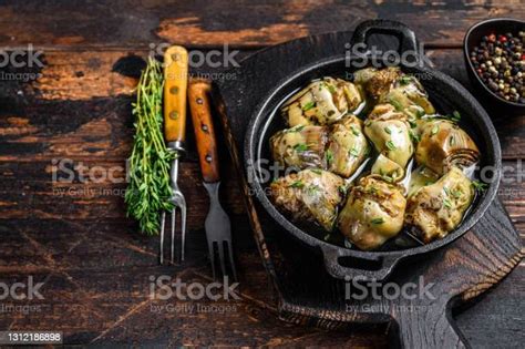 팬에 올리브 오일에 절인 아티 초크 어두운 나무 배경 맨 위 보기입니다 복사 공간 건강한 식생활에 대한 스톡 사진 및 기타