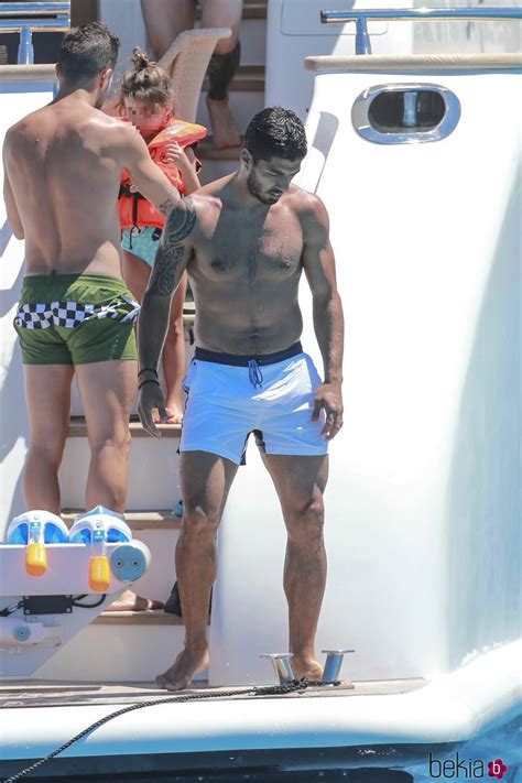 Luis Suárez con el torso desnudo en un barco en Ibiza Torsos desnudos