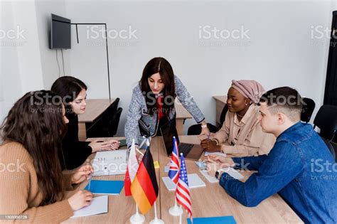 팀웍 학생들의 다민족 그룹에서 작업 교사는 수업에서 함께 외국어를 공부한다 노트북으로 스터딩 흑인 잘 생긴 소녀 학생 연구 와 백인 함께 함께 학생에 대한 스톡 사진 및