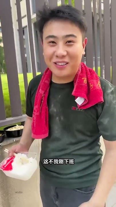在学校栅栏外，哥哥给妹妹送饭，一定要看到最后，最后一幕看哭了情感 兄妹情 Youtube