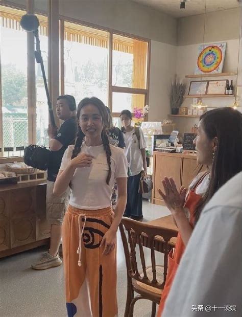 蔡依林现身北京咖啡店 不会用手机支付惹争议