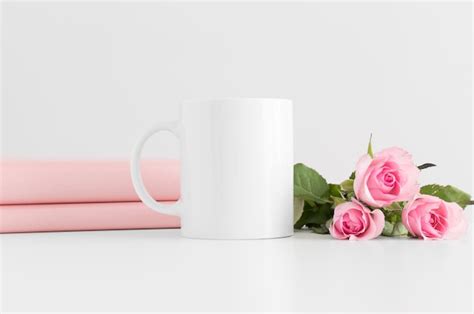 Maqueta De Taza Con Libros Y Un Ramo De Rosas Rosadas Sobre Una Mesa