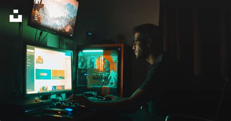 컴퓨터 앞에 앉아 검은 셔츠를 입은 남자 사진 Unsplash의 무료 알제리 이미지