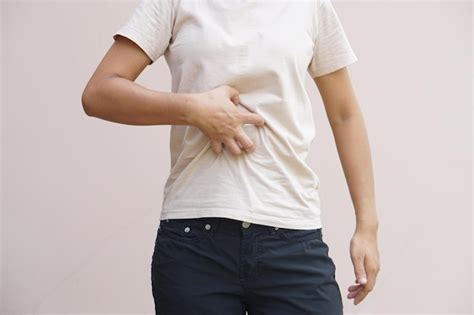 Premium Photo Asian Woman Having Waist Itching