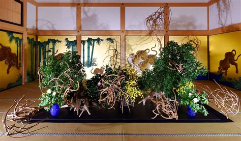 『華道歴35周年 假屋崎省吾の世界展』が明日から開催 「美をつむぎだす手を持つ人」による、豪華絢爛な花の芸術 Spice エンタメ特化