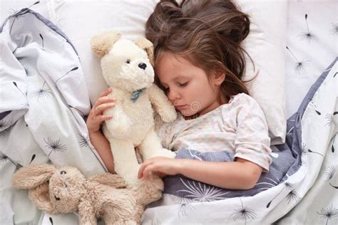 Portrait Dune Petite Fille Mignonne Dormant Dans Un Grand Lit Image