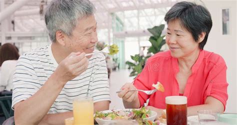 Casal Mais Velho Comendo No Restaurante Foto De Stock Imagem De Coma