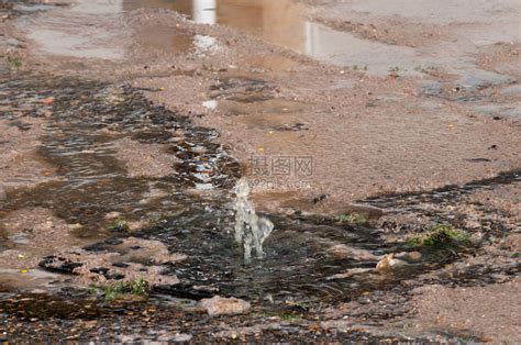 漏水自来水管破裂对道路高清图片下载 正版图片502877649 摄图网