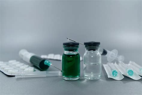 무료 사진 감염 염증 인플루엔자 주입 사출 주사기 예방 접종 의학 약리학 건강 관리