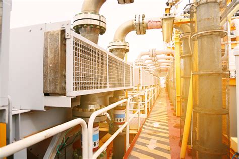 생산을위한 석유 및 가스 플랫폼의 파이프 라인 자동화 시스템에 의한 석유 및 가스 공정 및 제어 석유 및 가스 산업의 운영자 제어 제품 기체 물리 구조에 대한 스톡 사진 및