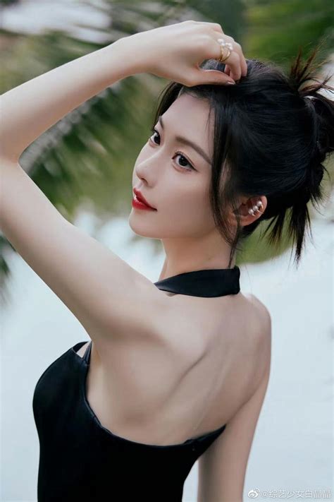 微博高清图🈶️！黑色露背长裙尽显好身材