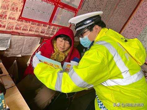 许昌交警走进沿街门店宣传交通安全文明河南工作