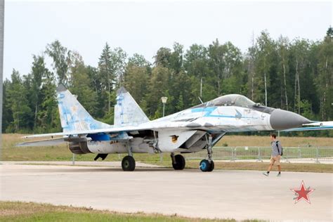 МиГ-29 (9-12) "б/н 46" в ранней цветовой схеме АГВП "Стрижи". Кубинка ...