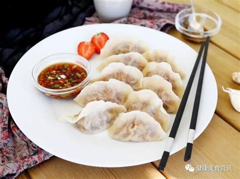 做饺子馅时到底要不要加水很多人弄错了难怪不鲜嫩