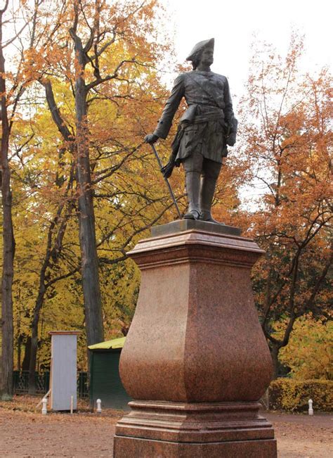 Памятник Петру I в Петергофе на Монплезирской аллее