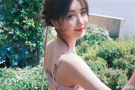 毛晓彤穿碎花裙阳光下奔跑 回眸甜笑表情娇俏动人 搜狐大视野 搜狐新闻