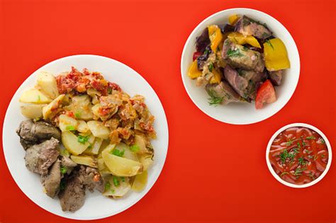 감자와 삶은 토마토와 간 튀김 흰색 접시에 튀긴 간 색 배경 감자 요리에 대한 스톡 사진 및 기타 이미지 감자 요리 건강한 식생활 고기 Istock