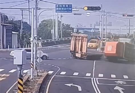 （破土機翻落片）疑過彎未減速及未妥適綑綁 破土機從拖板車翻落