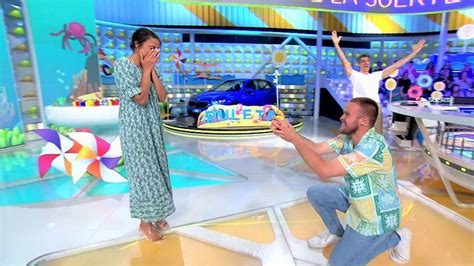 ¡momentazo En La Ruleta De La Suerte Una Pedida De Mano En Directo