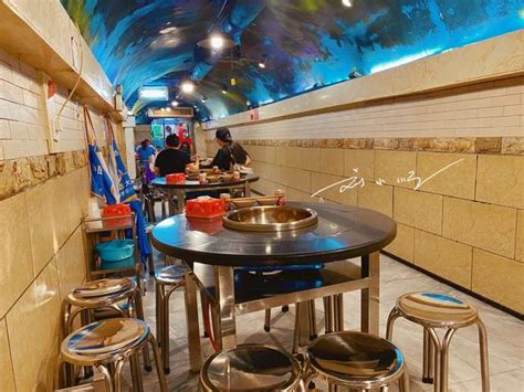 重庆最老牌的防空洞火锅店，迄今已有30多年历史，游客都会来打卡 搜狐大视野 搜狐新闻